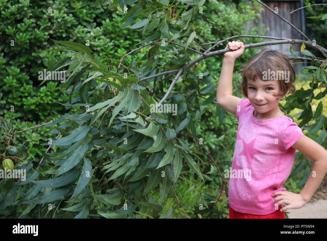 Little girl helping with yard work Stock Photo - Alamy