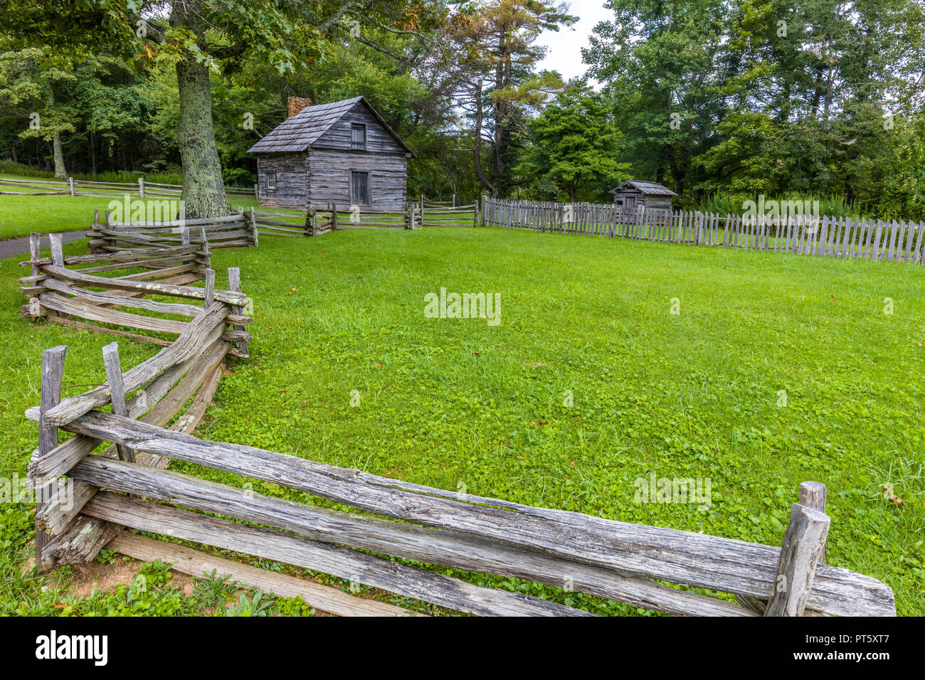 Old log cabin hi-res stock photography and images - Alamy