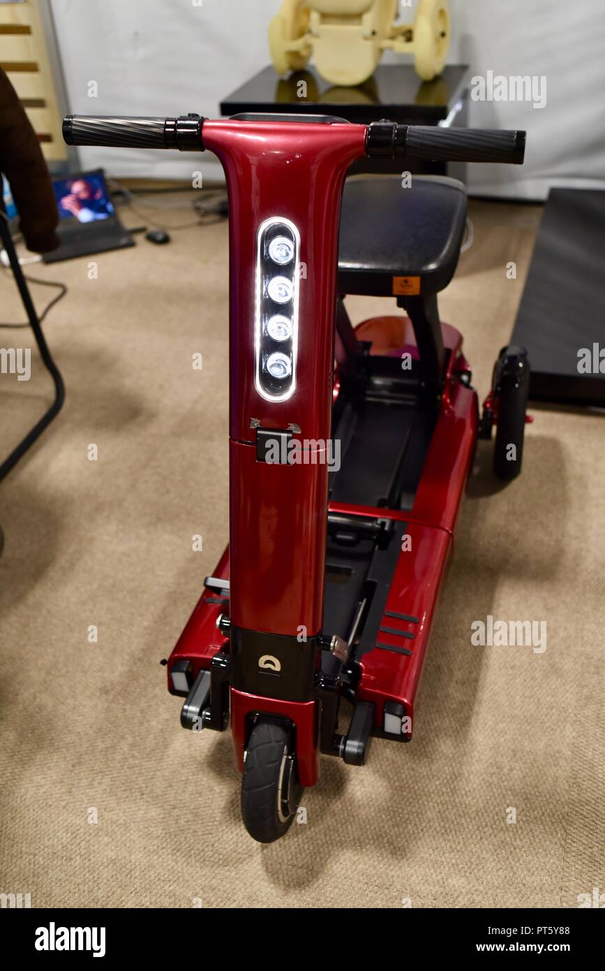 Relync R1 all electric commuter scooter, at CES (Consumer Electronics ...