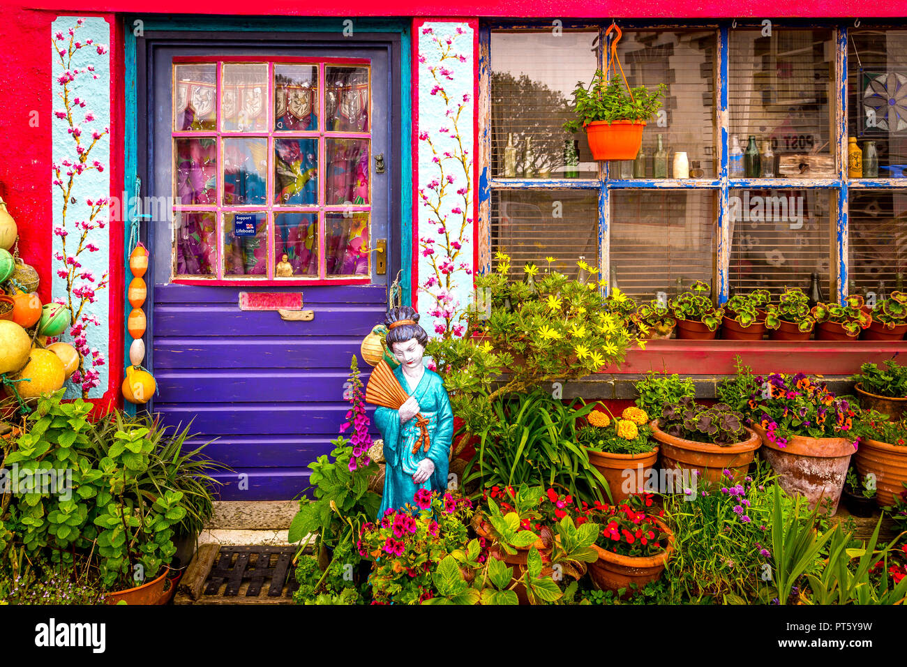 Store front with flowers hi-res stock photography and images - Alamy