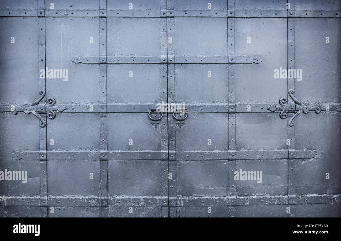 Iron metal gate hi-res stock photography and images - Alamy