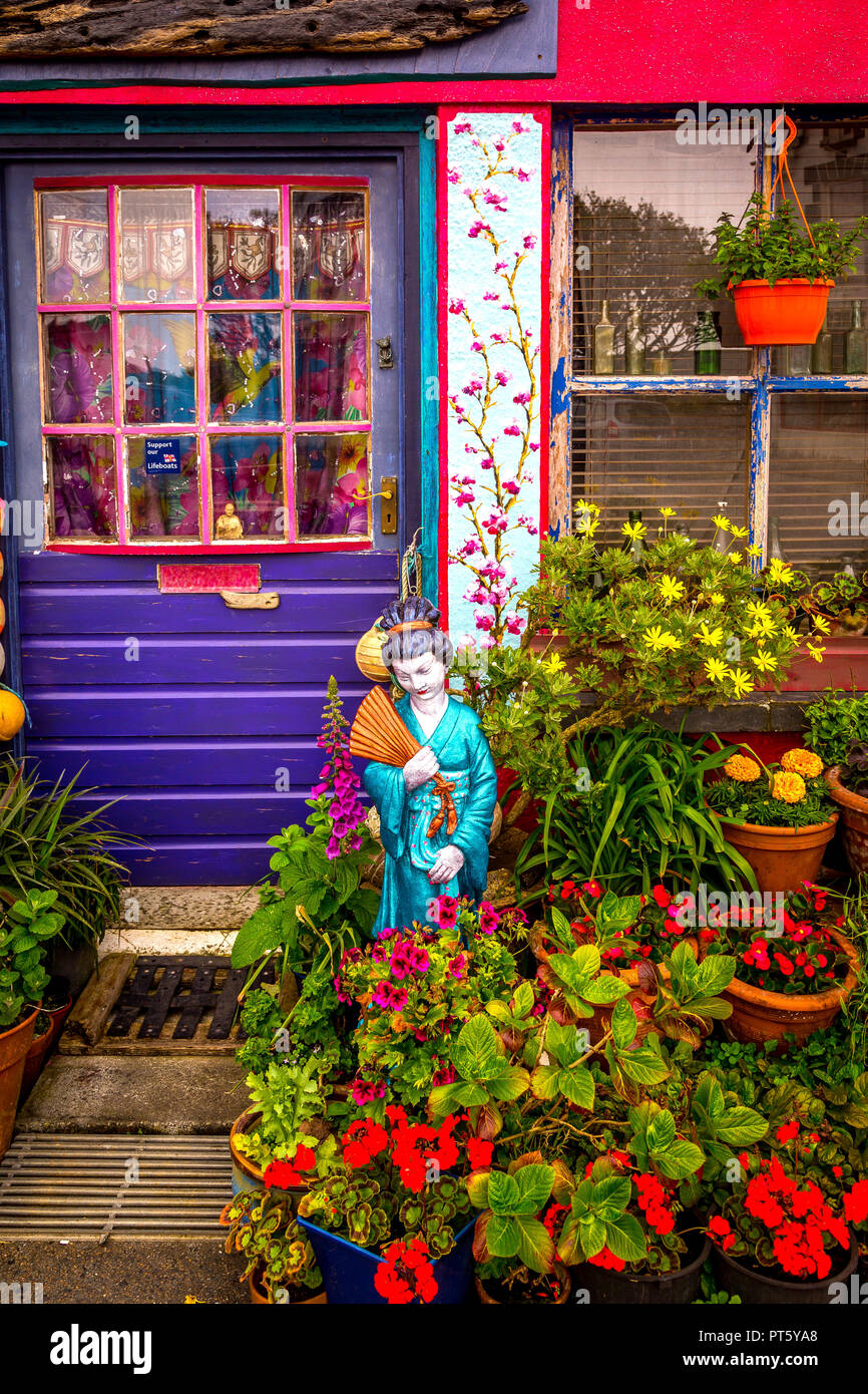 Colourful shop hi-res stock photography and images - Alamy