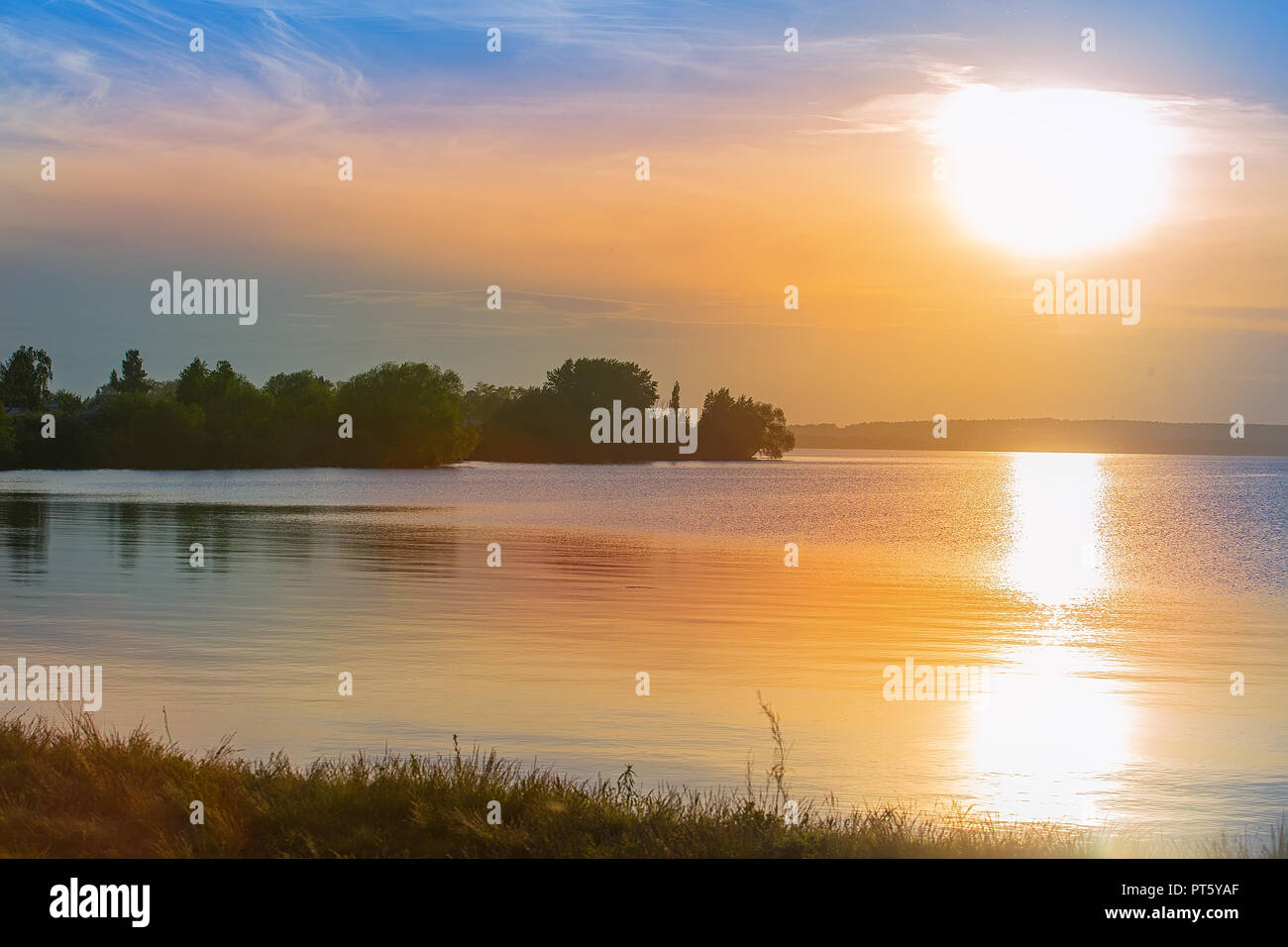 Beautiful summer sunset lake orange hi-res stock photography and images ...