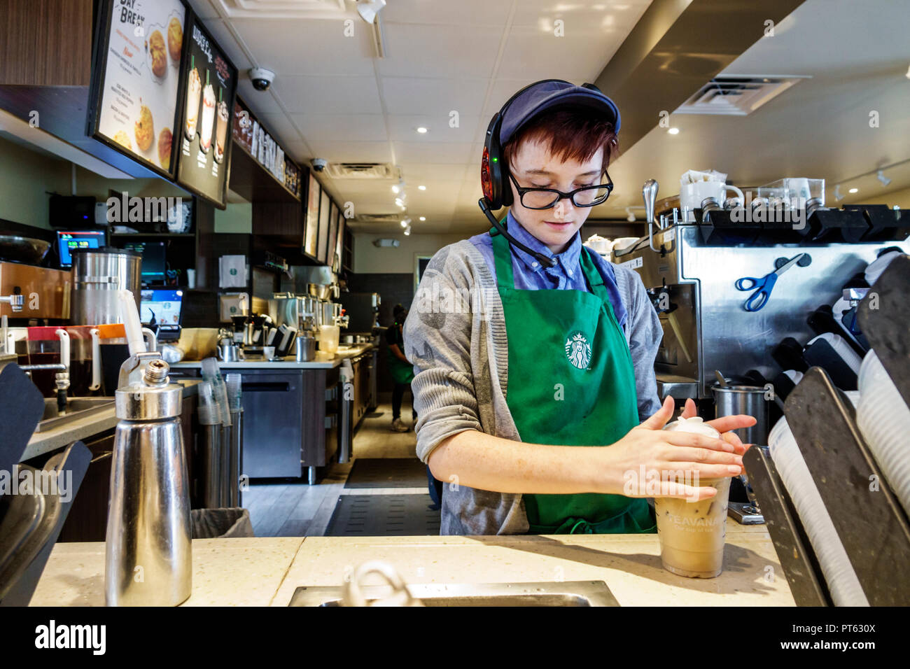 Barista Starbucks Making Coffee Stock Photos & Barista Starbucks Making ...