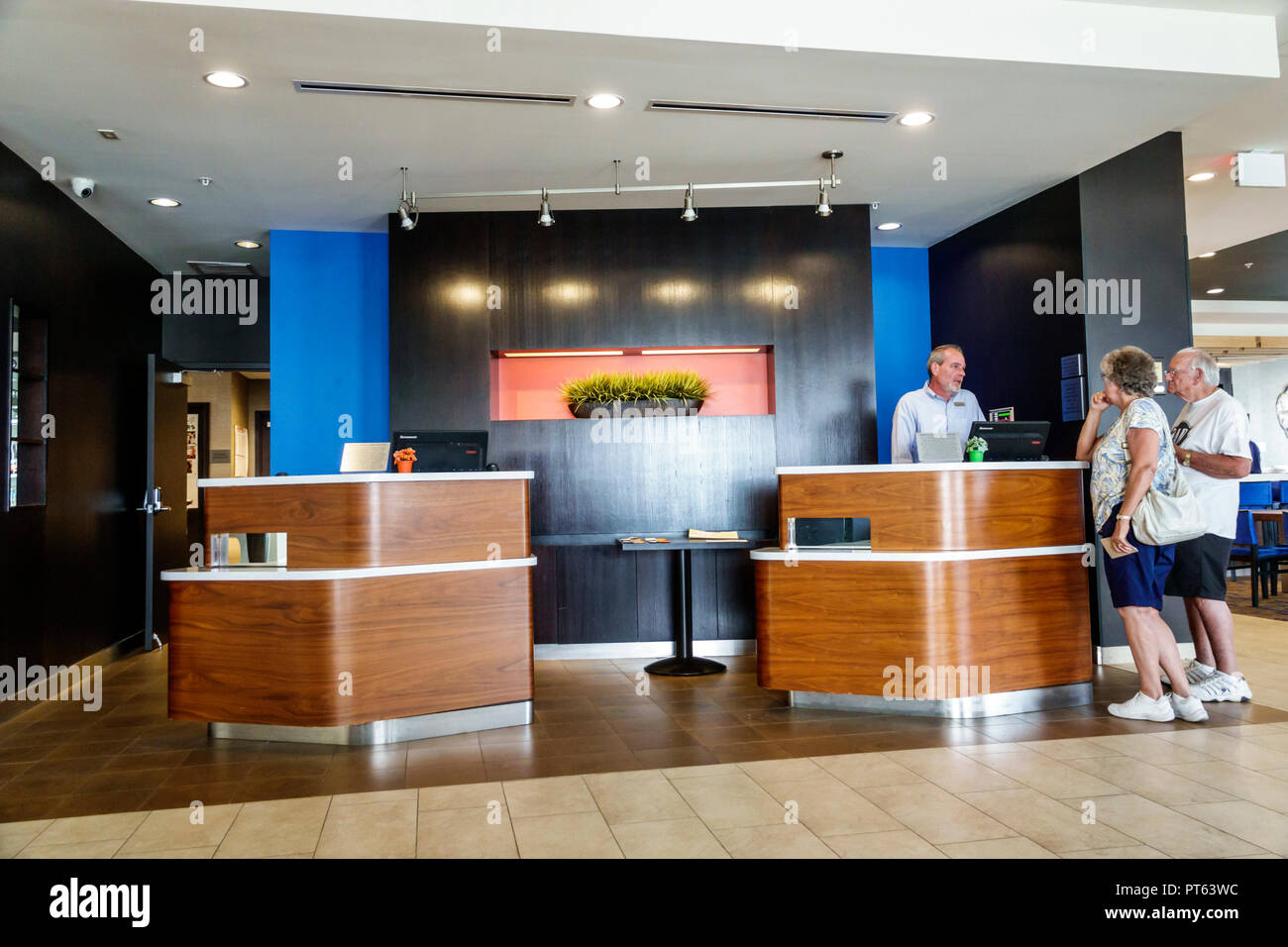 Senior couple in hotel lobby hi-res stock photography and images - Alamy