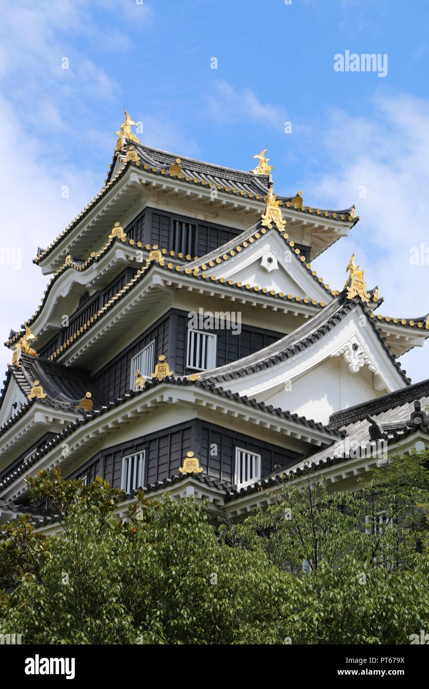 Roof tiles japanese castle japan hi-res stock photography and images ...
