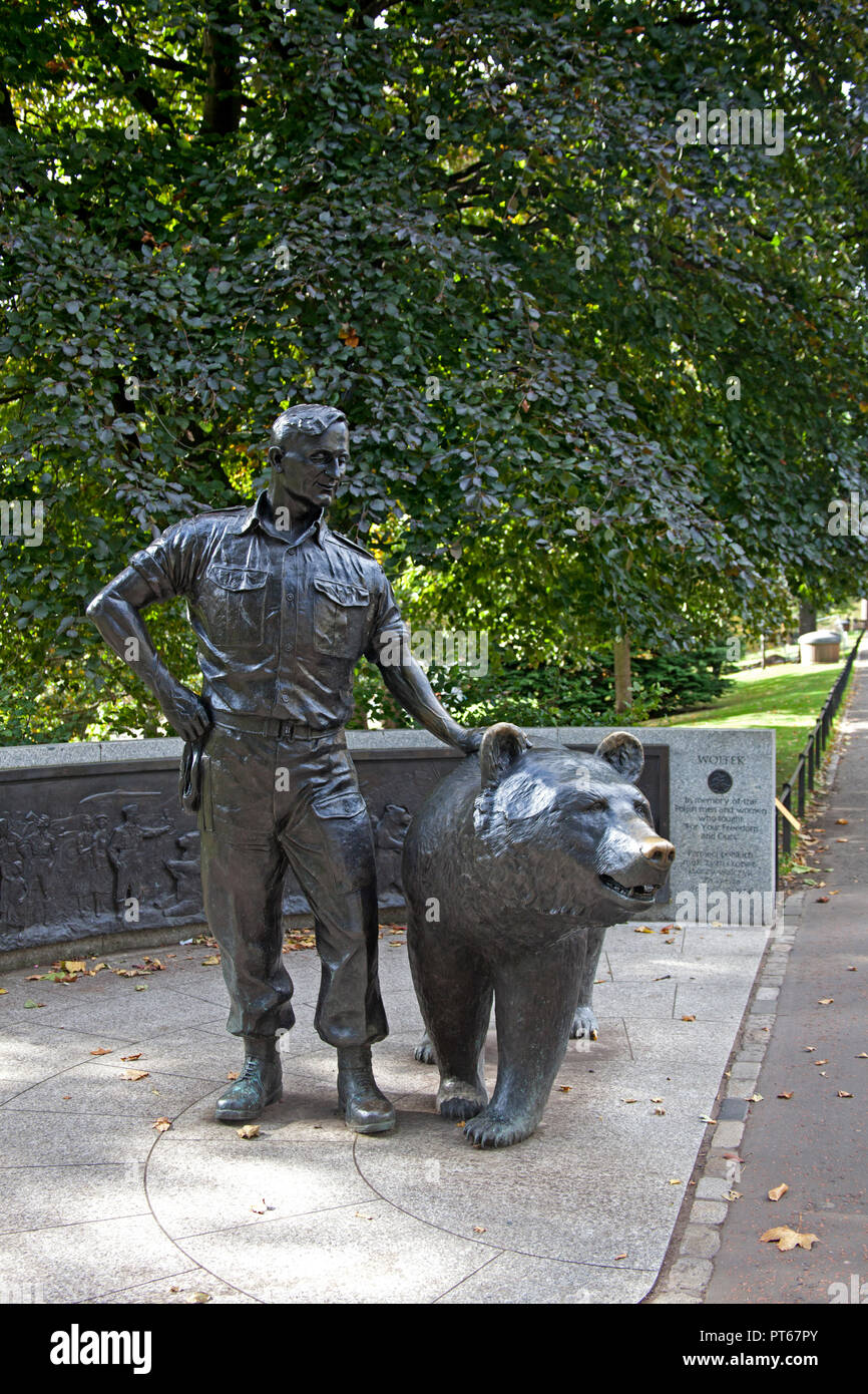 Wojtek the soldier bear hi-res stock photography and images - Alamy