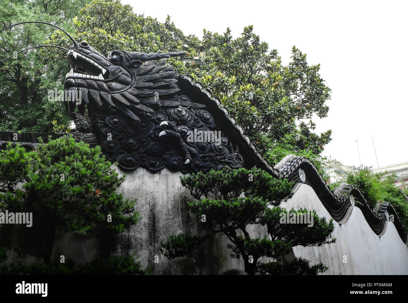 Chinese Dragon statue on the roof in Yuyuan Garden. Shanghai, China ...