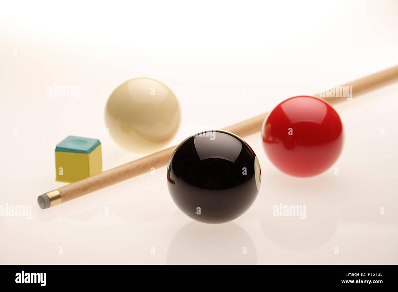 A STILL LIFE OF A SET OF SNOOKER/POOL BALLS ON A PLAIN BACKGROUND Stock ...