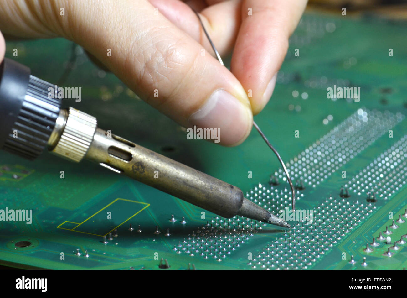 Installation and soldering of electronic components using a soldering ...