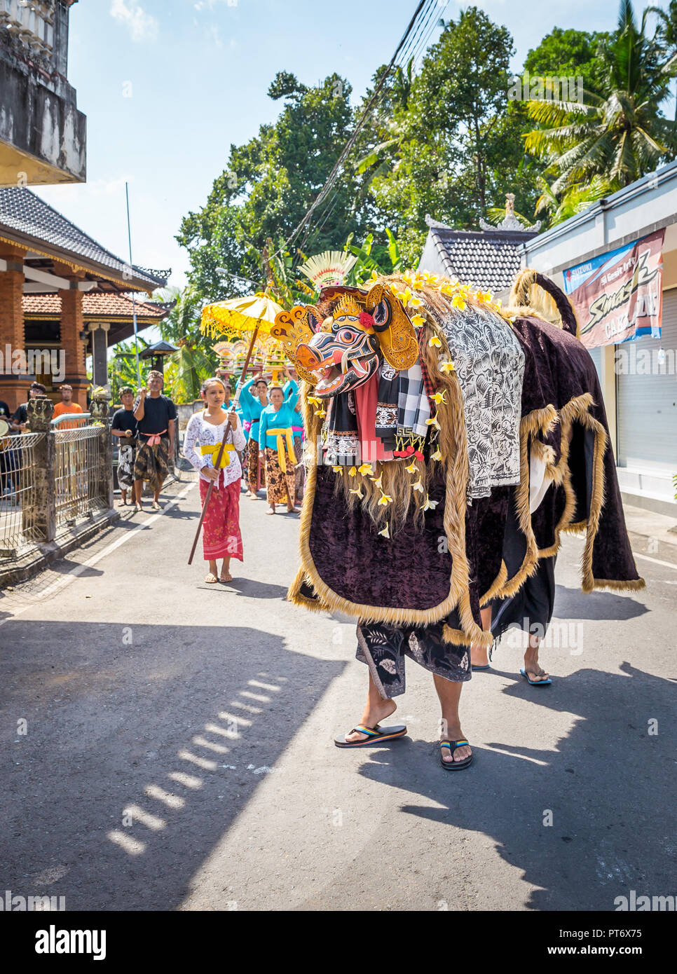 BALI, INDONESIA - APRIL 25, 20118: Balinese street performance ...