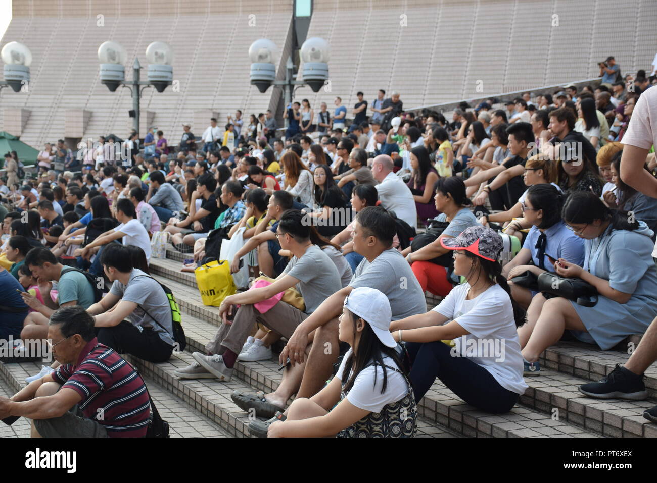 People clapping in a crowd at a concert hi-res stock photography and ...