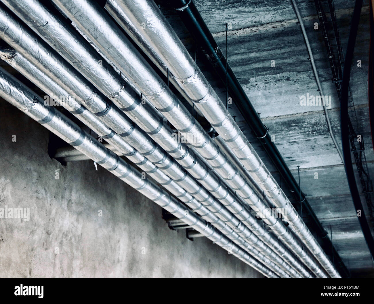 Silver hvac ducts hi-res stock photography and images - Alamy