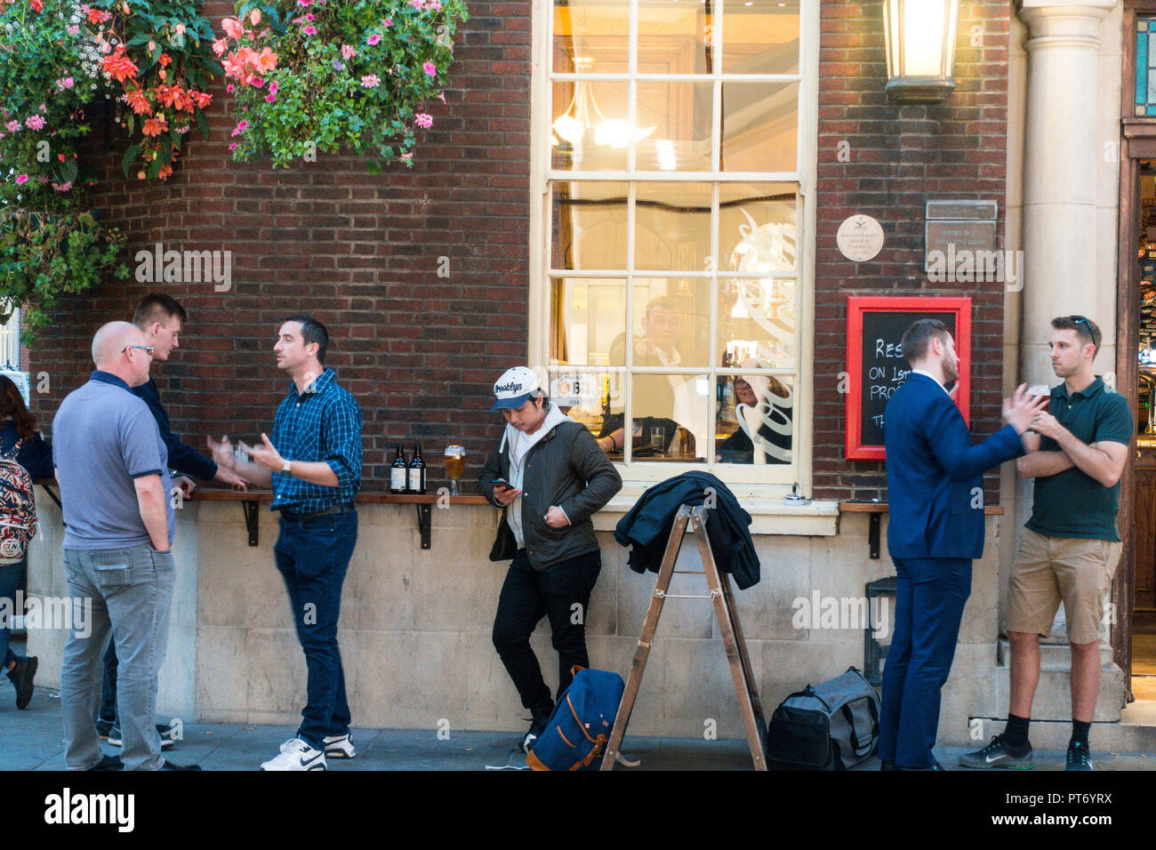 Customers drinking outside hi-res stock photography and images - Alamy
