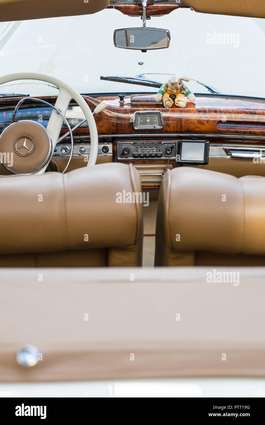the interior of the Mercedes oldtimer in a beige and white color ...