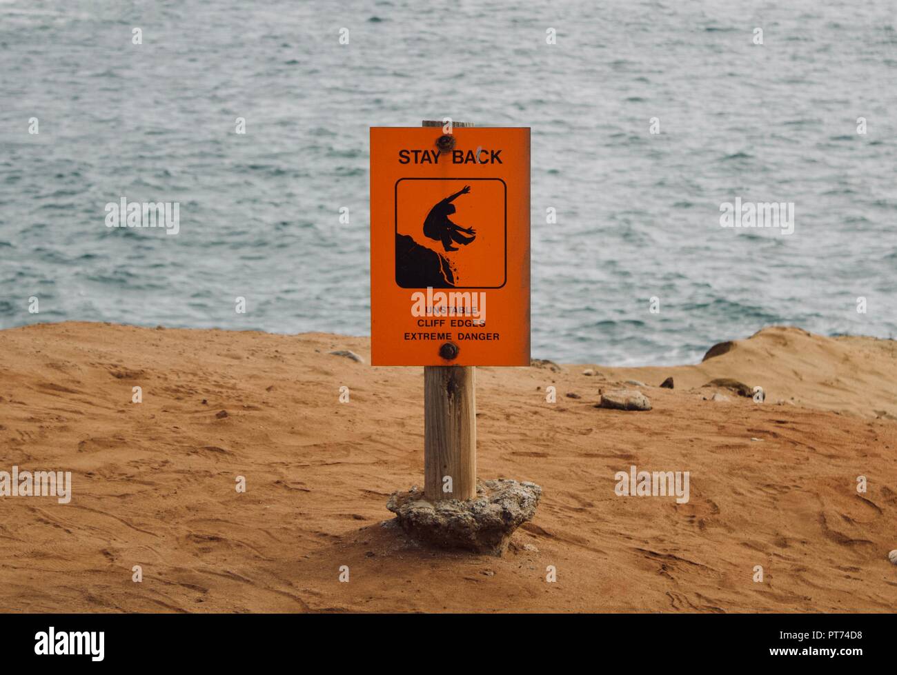 Slippery rocks warning sign beach hi-res stock photography and images ...