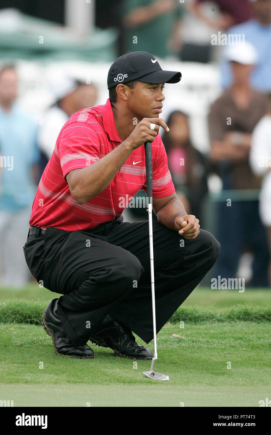 Putt on 17th hi-res stock photography and images - Alamy