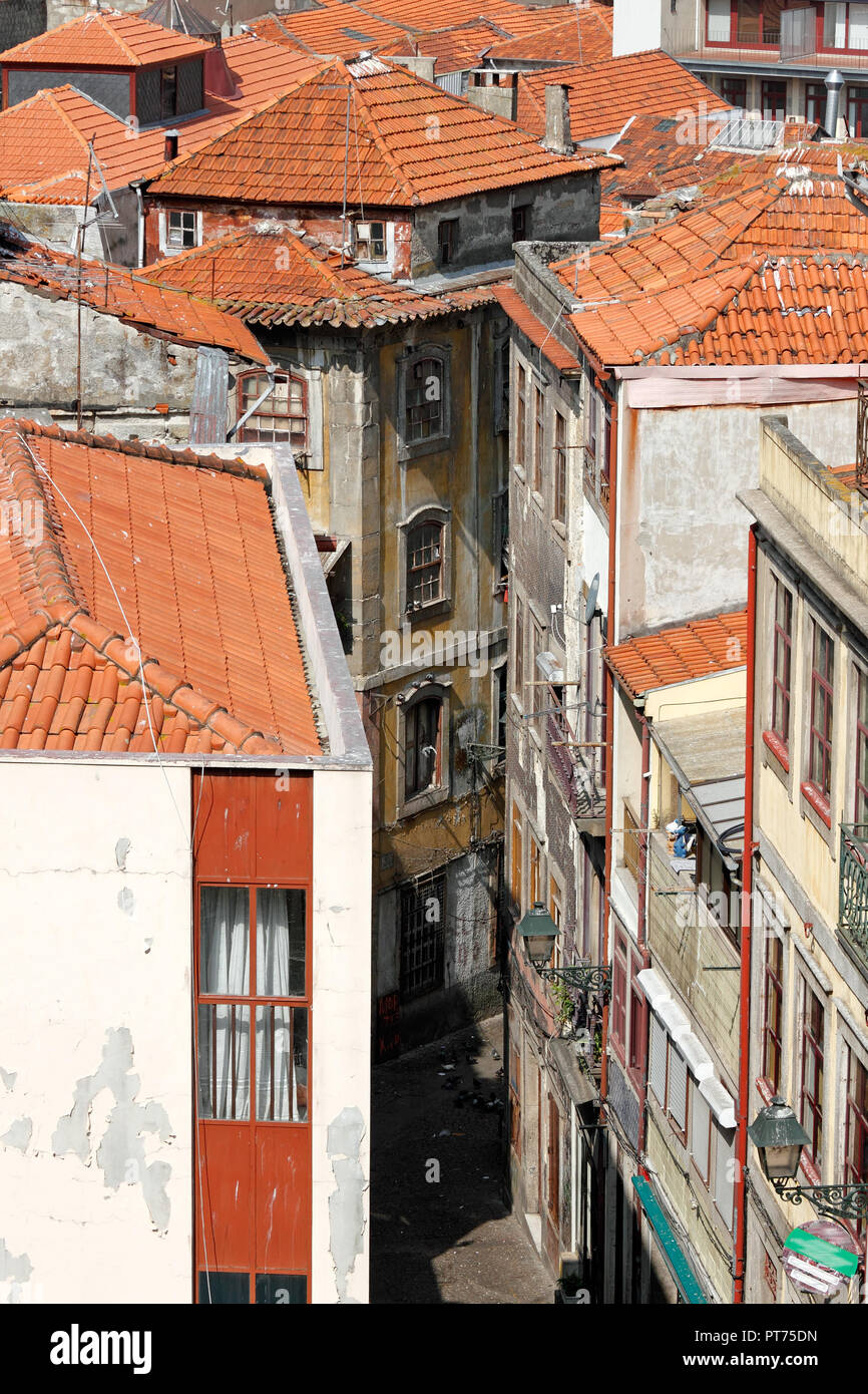 Narrow street porto portugal hi-res stock photography and images - Alamy