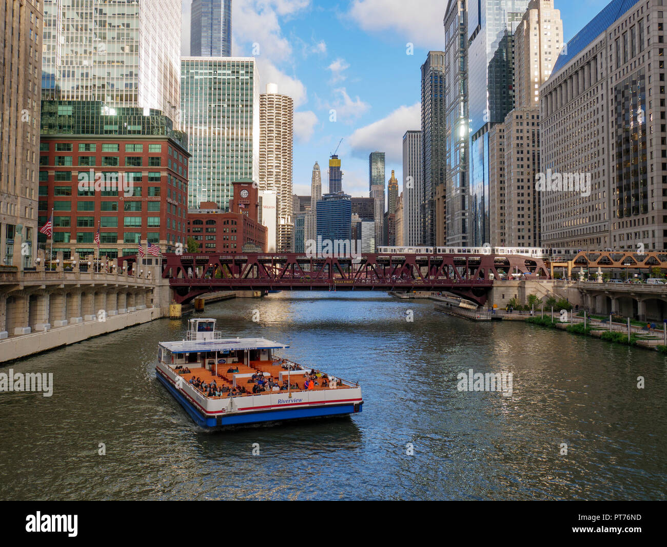 Chicago River view east from Franklin Street Bridge with tourboat Stock ...