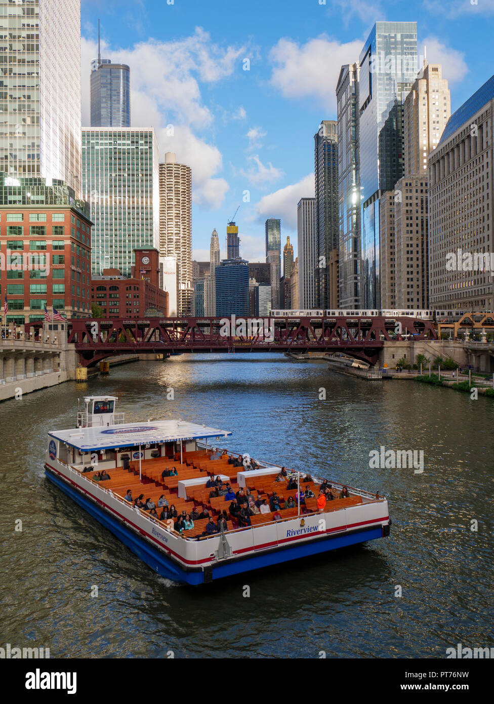 Chicago River view east from Franklin Street Bridge with tourboat Stock ...