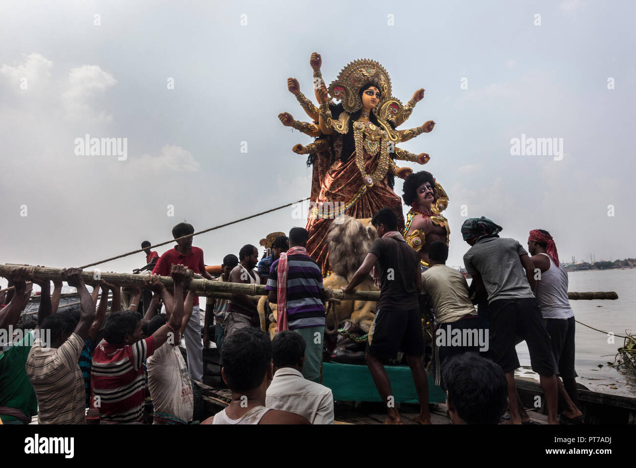 Kolkata. 7th Oct, 2018. People transport the idol of Goddess Durga to a ...