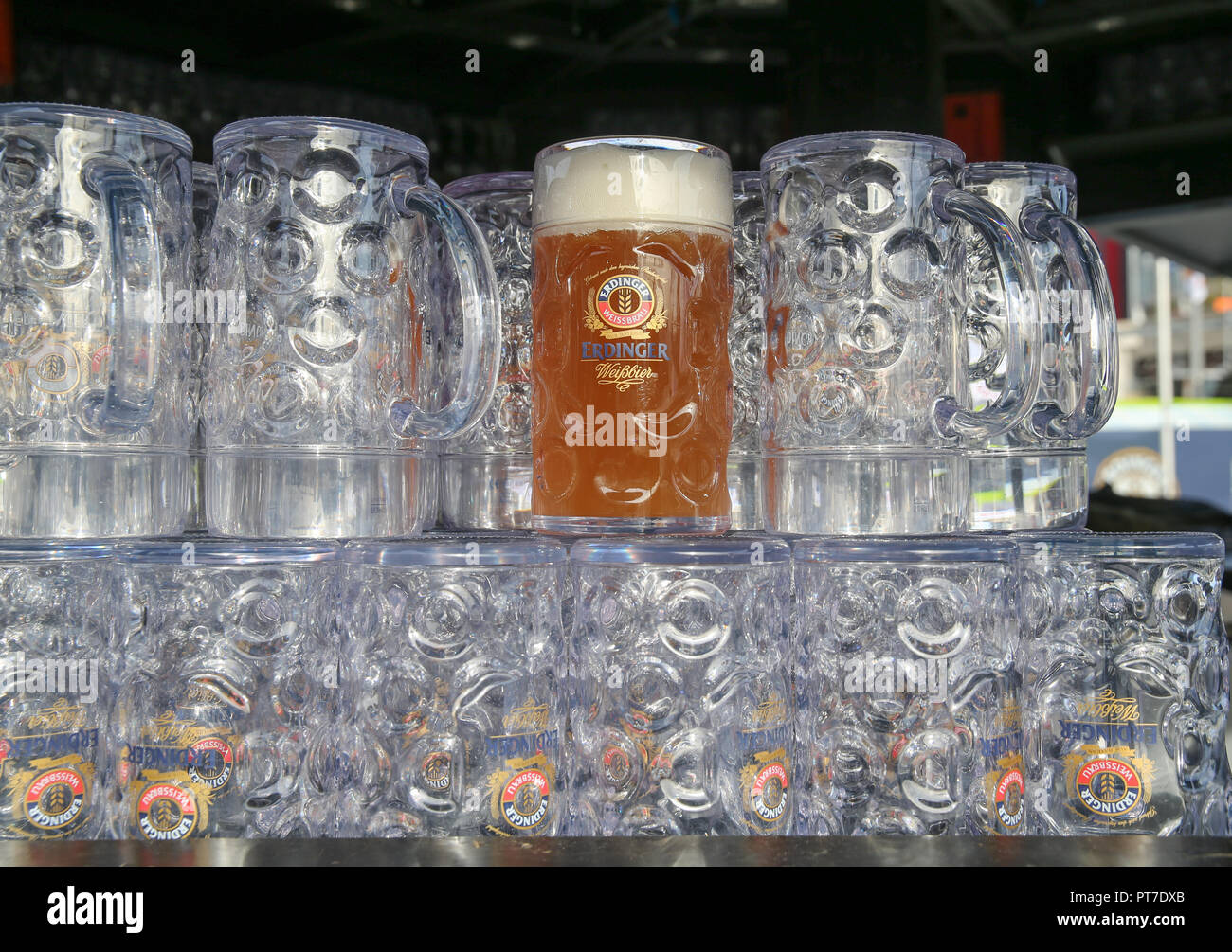 Beer queen elizabeth hi-res stock photography and images - Alamy