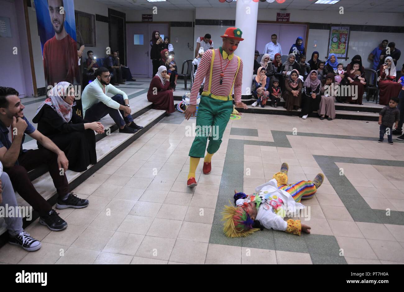 Gaza City, The Gaza Strip, Palestine. 7th Oct, 2018. Palestinian clowns ...