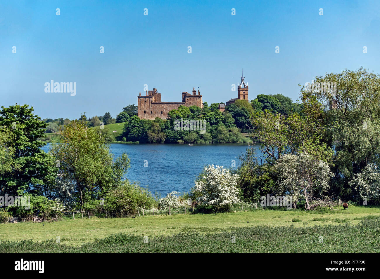 Linlithgow castle from road hi-res stock photography and images - Alamy