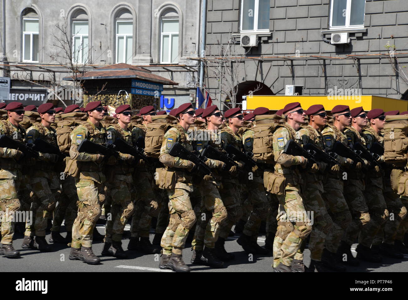 Paratroopers and uniform hi-res stock photography and images - Alamy