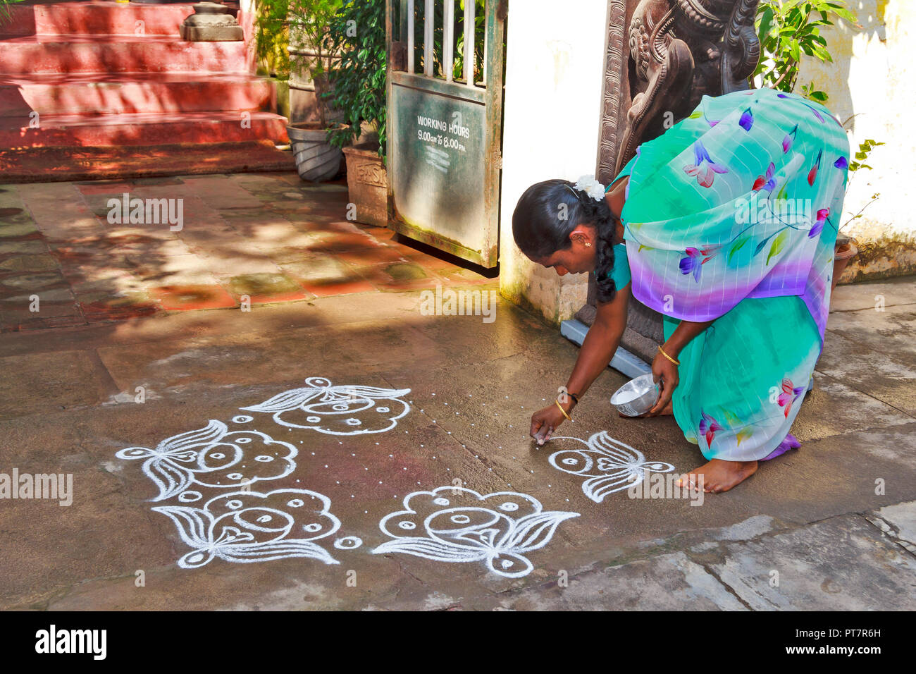 KOLAM ART IN PONDICHERRY INDIA INTRICATE LIMESTONE WITH RICE POWDER ...