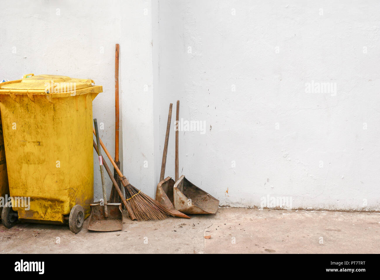 overfilled trash of large wheelie bins for rubbish recycling Stock ...