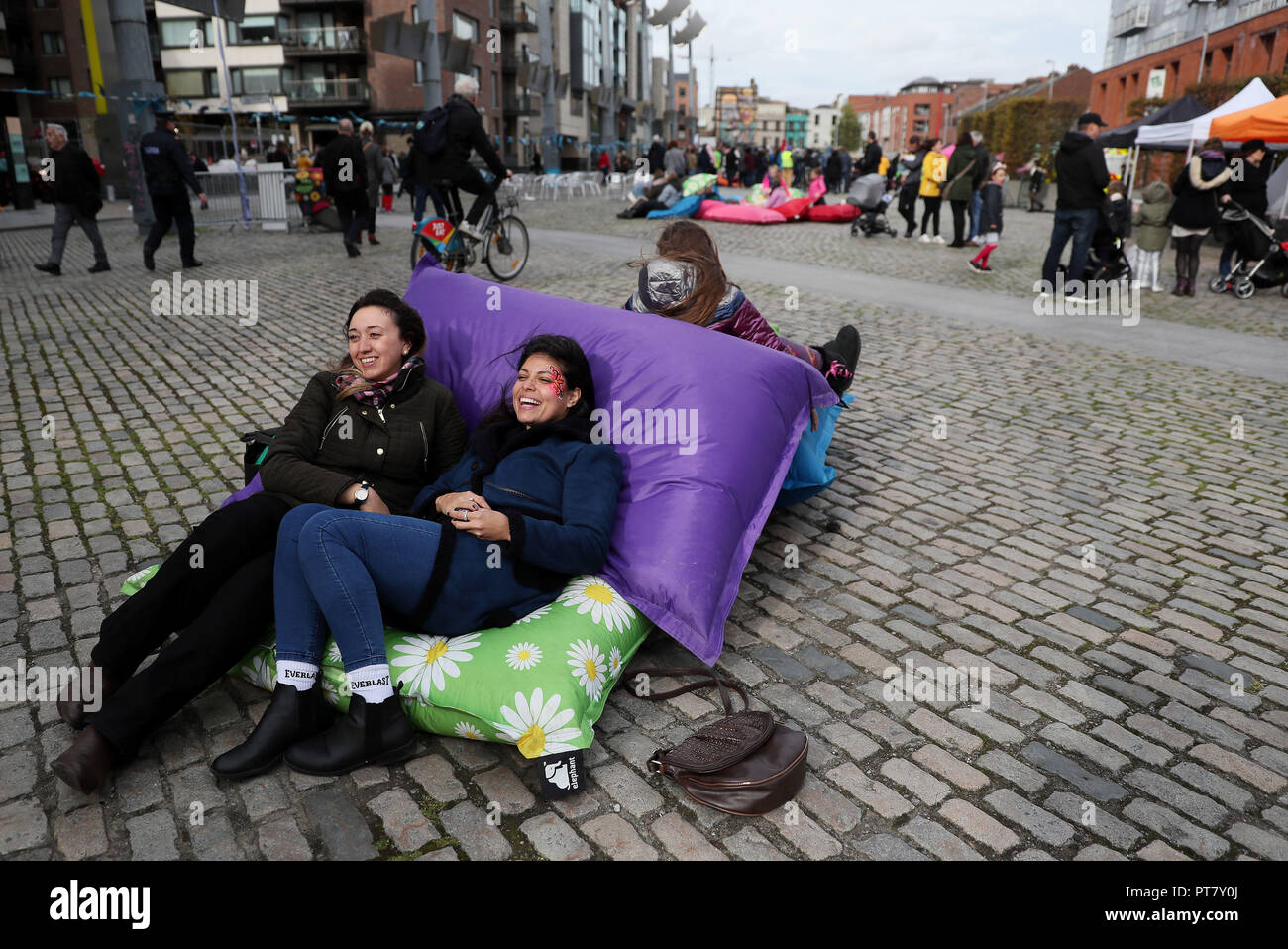 Jane jalvao left and veronica cardoso hi-res stock photography and ...