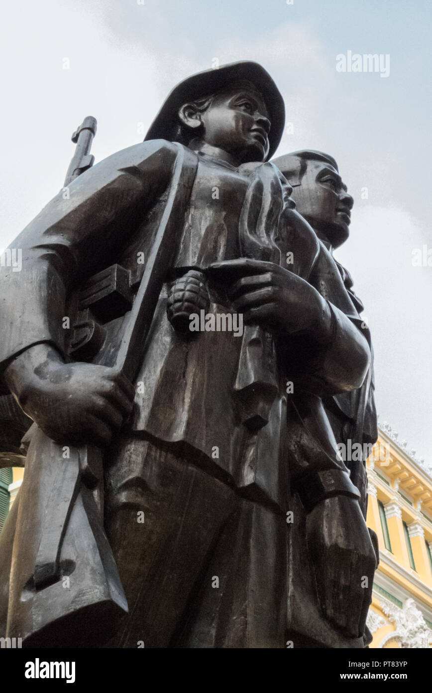 Heroic Communist statue, Central Post Office (Bưu điện Trung), Ho Chi ...