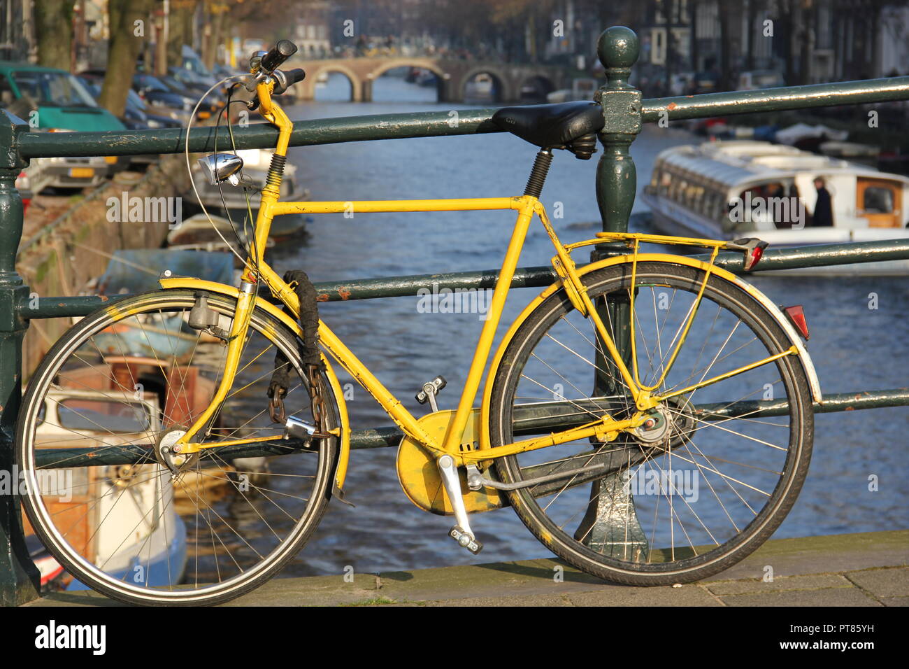 Gele fiets hi-res stock photography and images - Alamy
