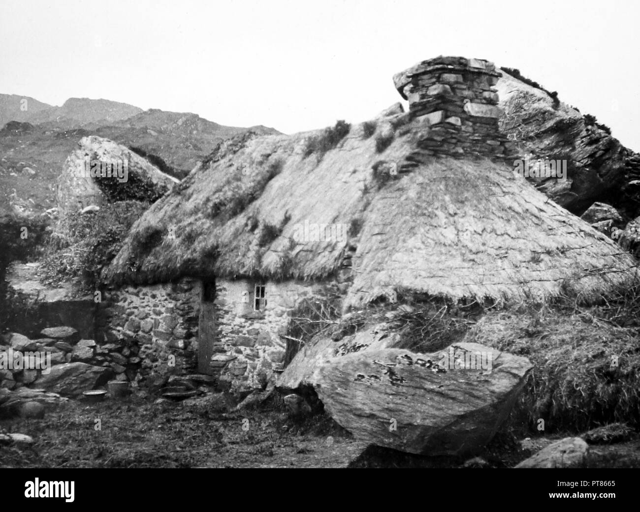 Cottage / hovel, West of Ireland, early 1900s Stock Photo - Alamy