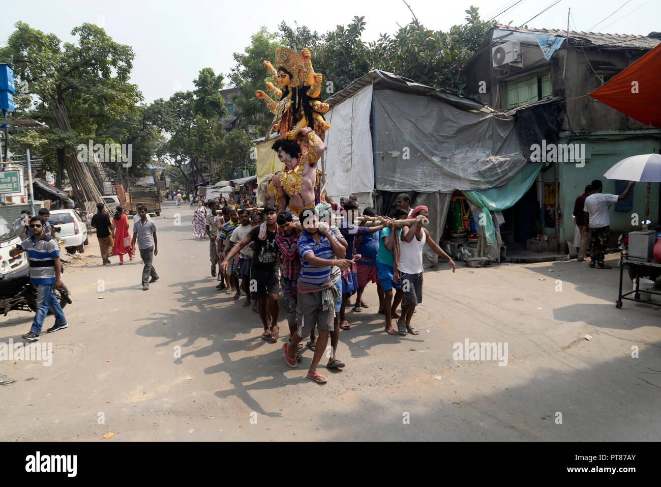 Kolkata, India. 07th Oct, 2018. Labors carry Idol of Goddess Durga to ...