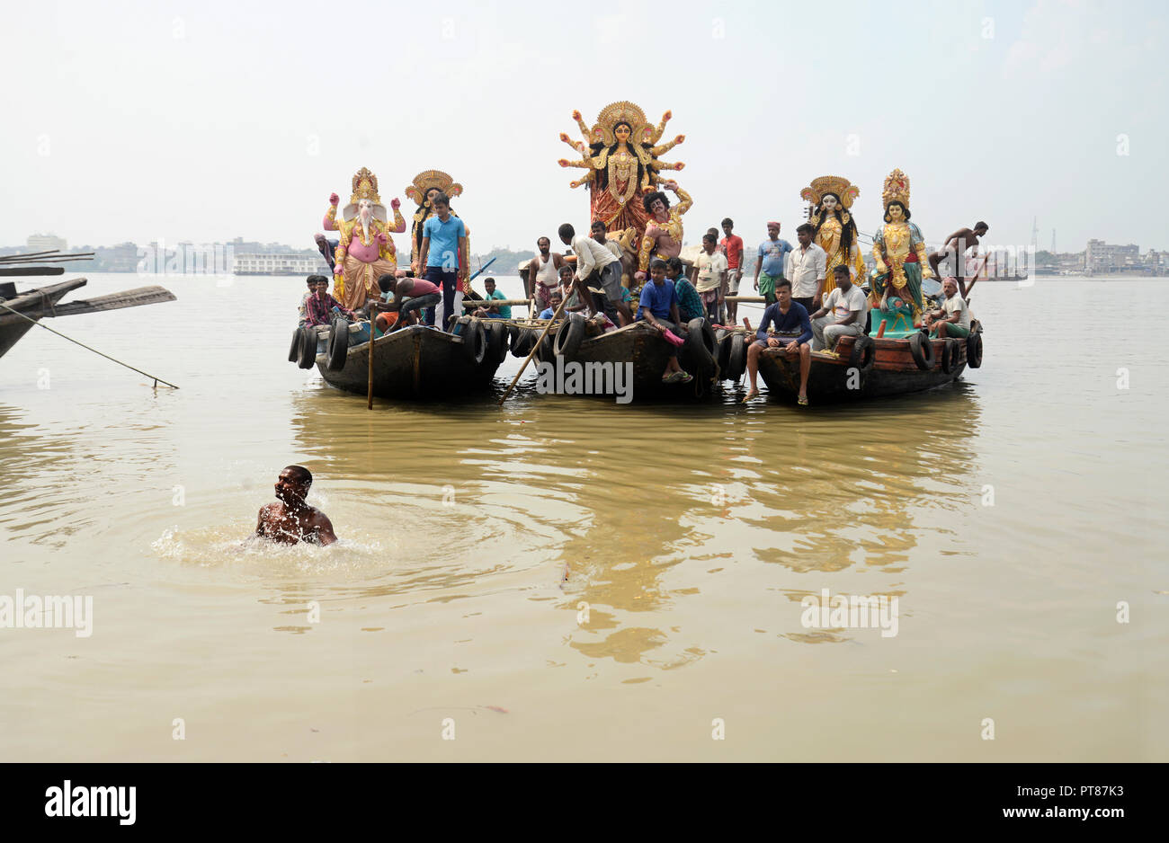 Kolkata, India. 07th Oct, 2018. Idols of Goddess Durga transported on ...