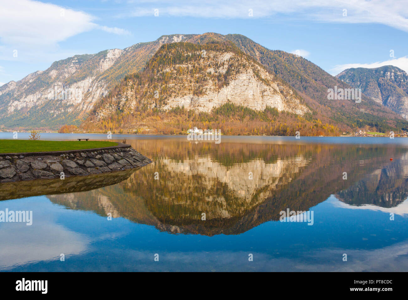 Hallstatt at lake hallstatt hallstaettersee hi-res stock photography ...