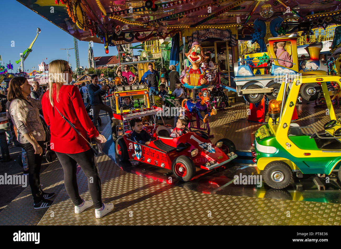 Childrens roundabout at the munich oktoberfest hi-res stock photography ...