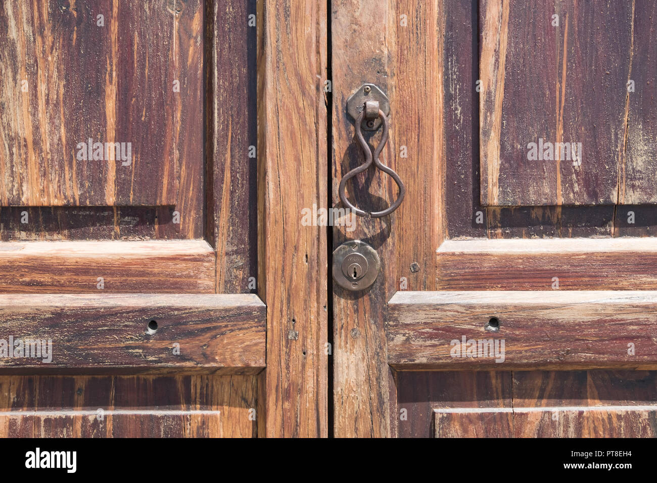 Wooden door metal handle hi-res stock photography and images - Alamy