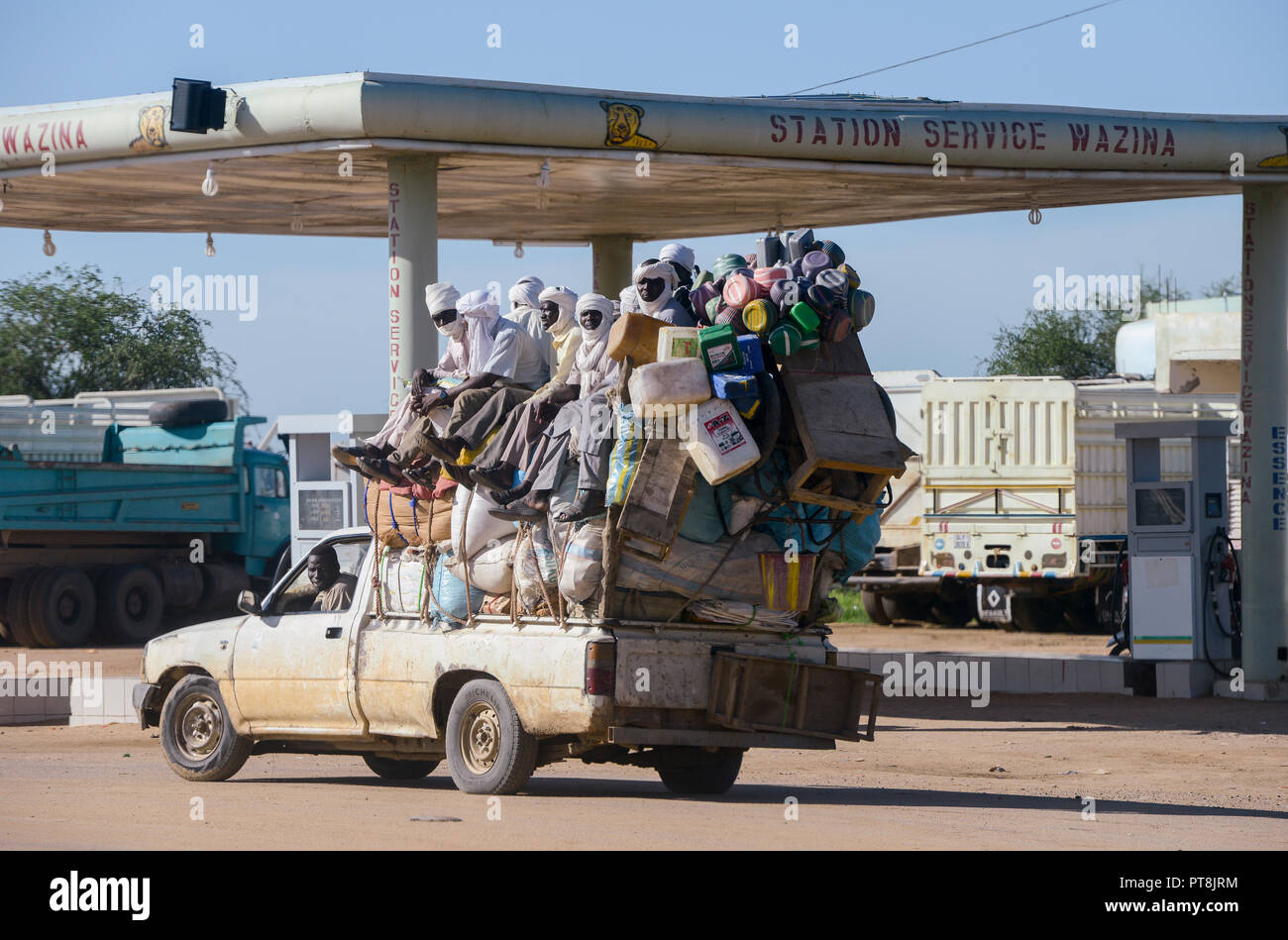 Overload overloaded packed hi-res stock photography and images - Alamy