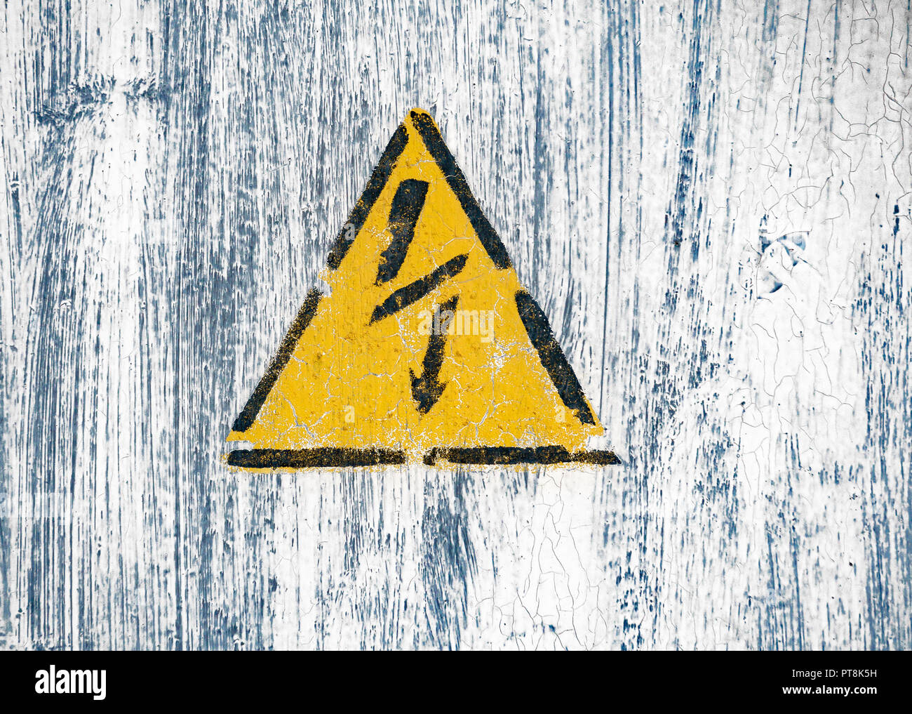 Yellow triangle black lightning sign hi-res stock photography and ...