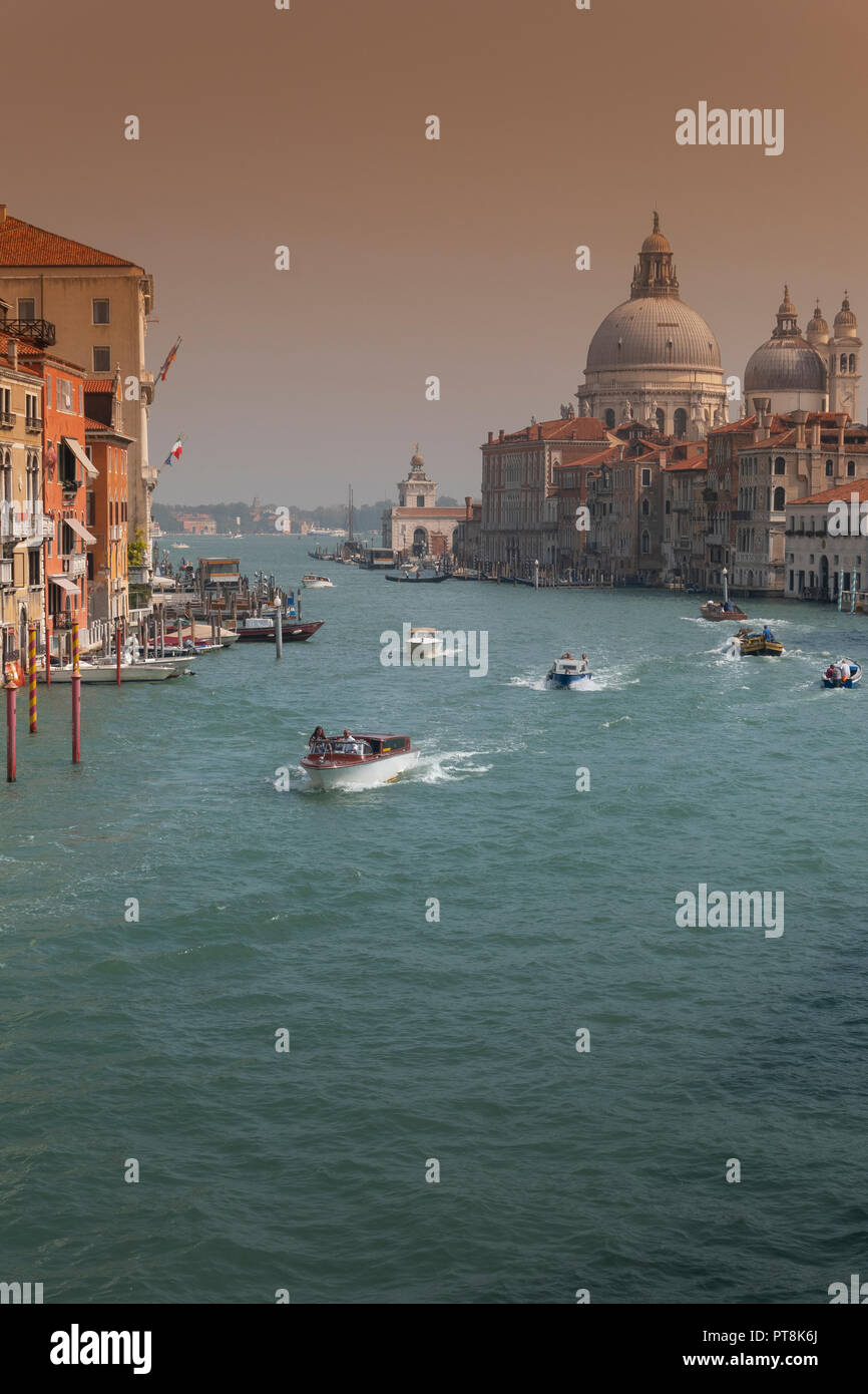 Overcrowding in venice hi-res stock photography and images - Alamy
