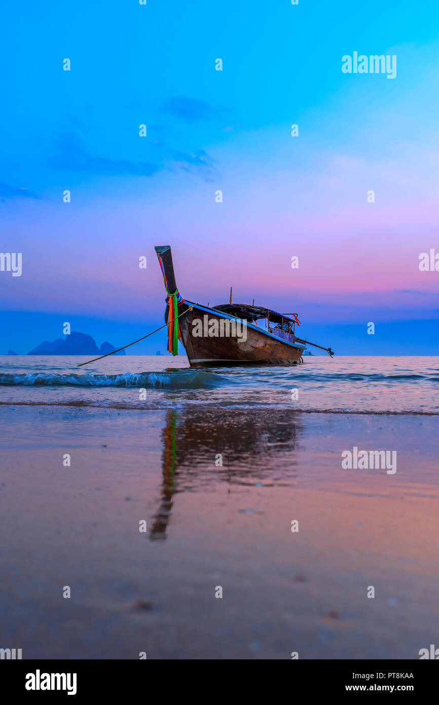 Traditionnal thai long tail hi-res stock photography and images - Alamy