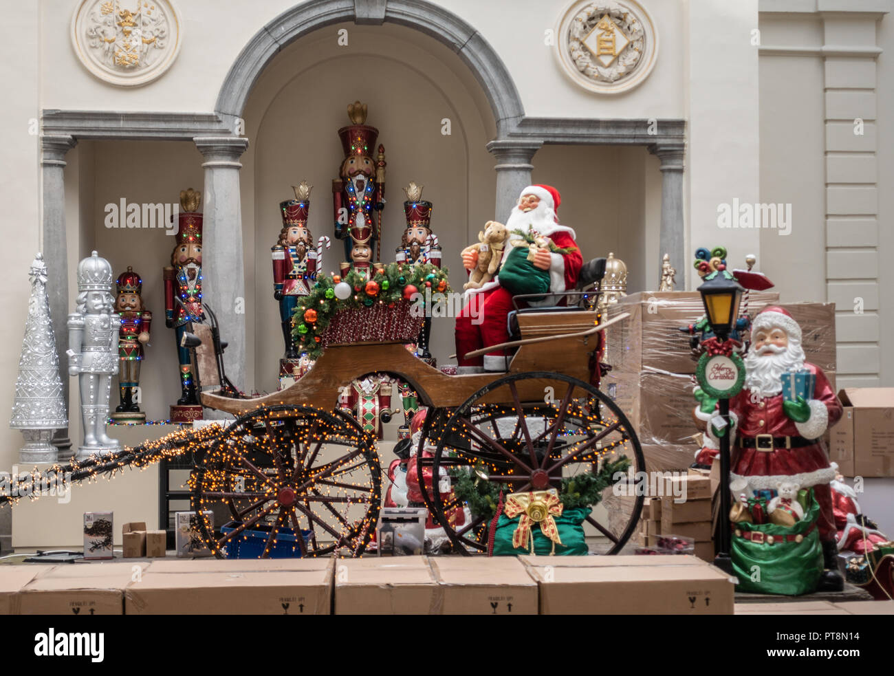 Santa claus mannequin hi-res stock photography and images - Alamy
