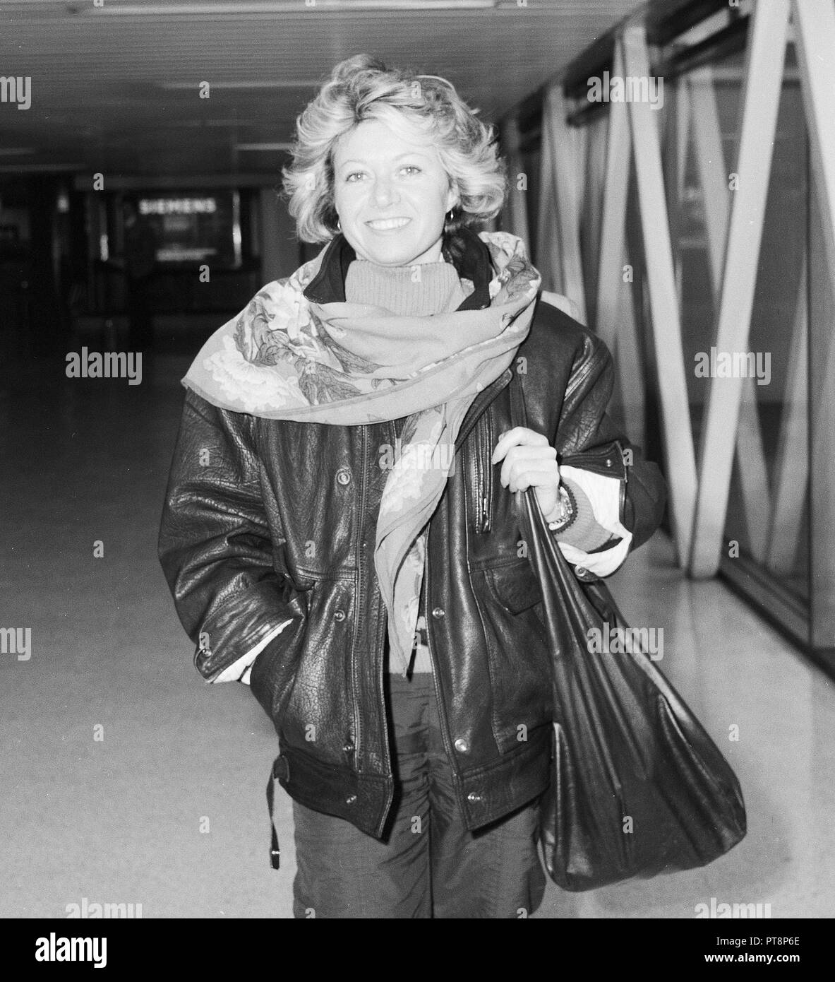British Actress Elaine Paige arriving at Heathrow airport in 1985 Stock ...