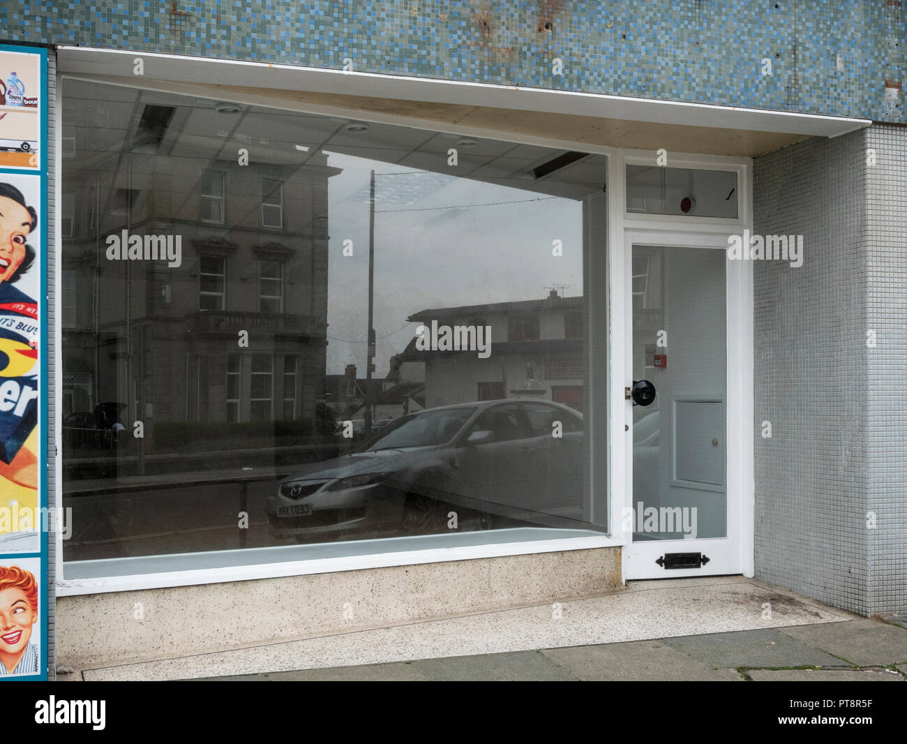Empty shops hi-res stock photography and images - Alamy