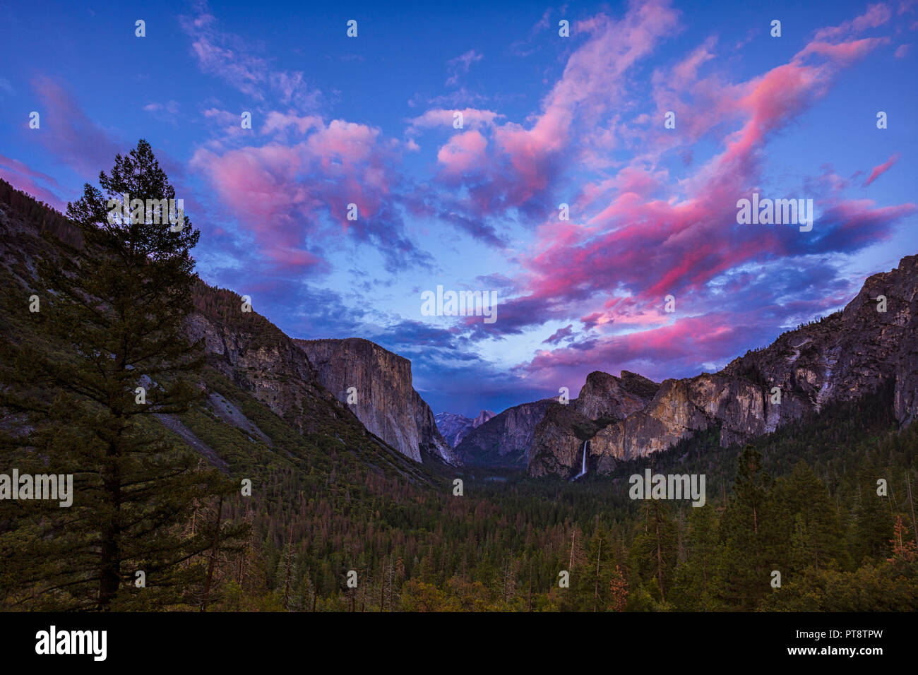 Just after sunset at Tunnel View in Yosemite National Park Stock Photo ...