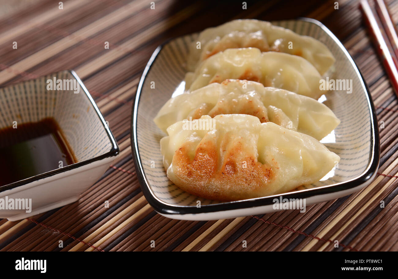 Gyoza chopstick hi-res stock photography and images - Alamy