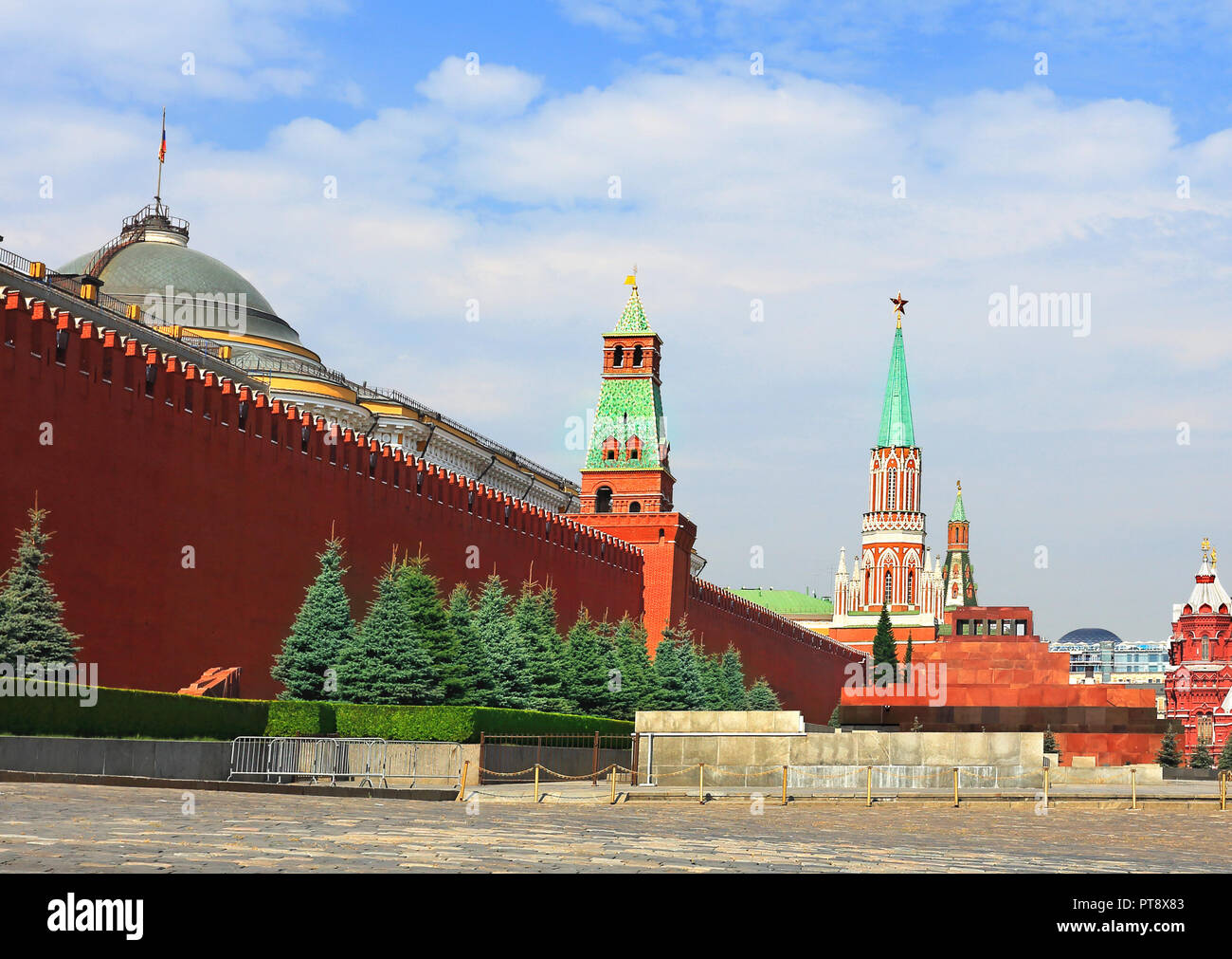 Mausoleum and Kremlin wall with towers on the Red Square in Moscow ...